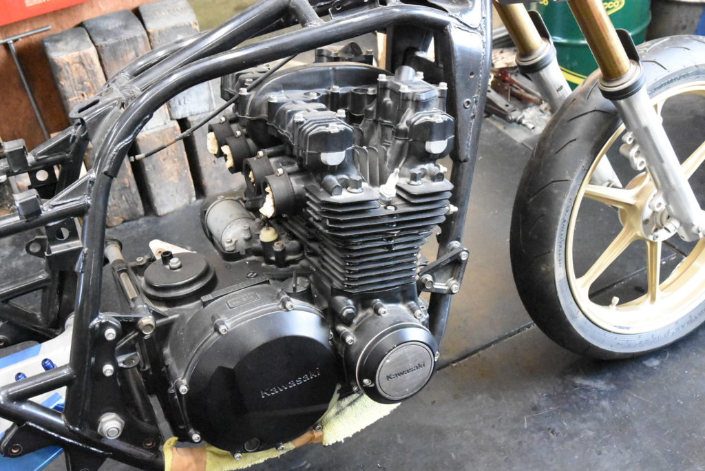 Kawasaki Z1100R1 レストア 開始 - MAINTENANCE SHOP QUARTER